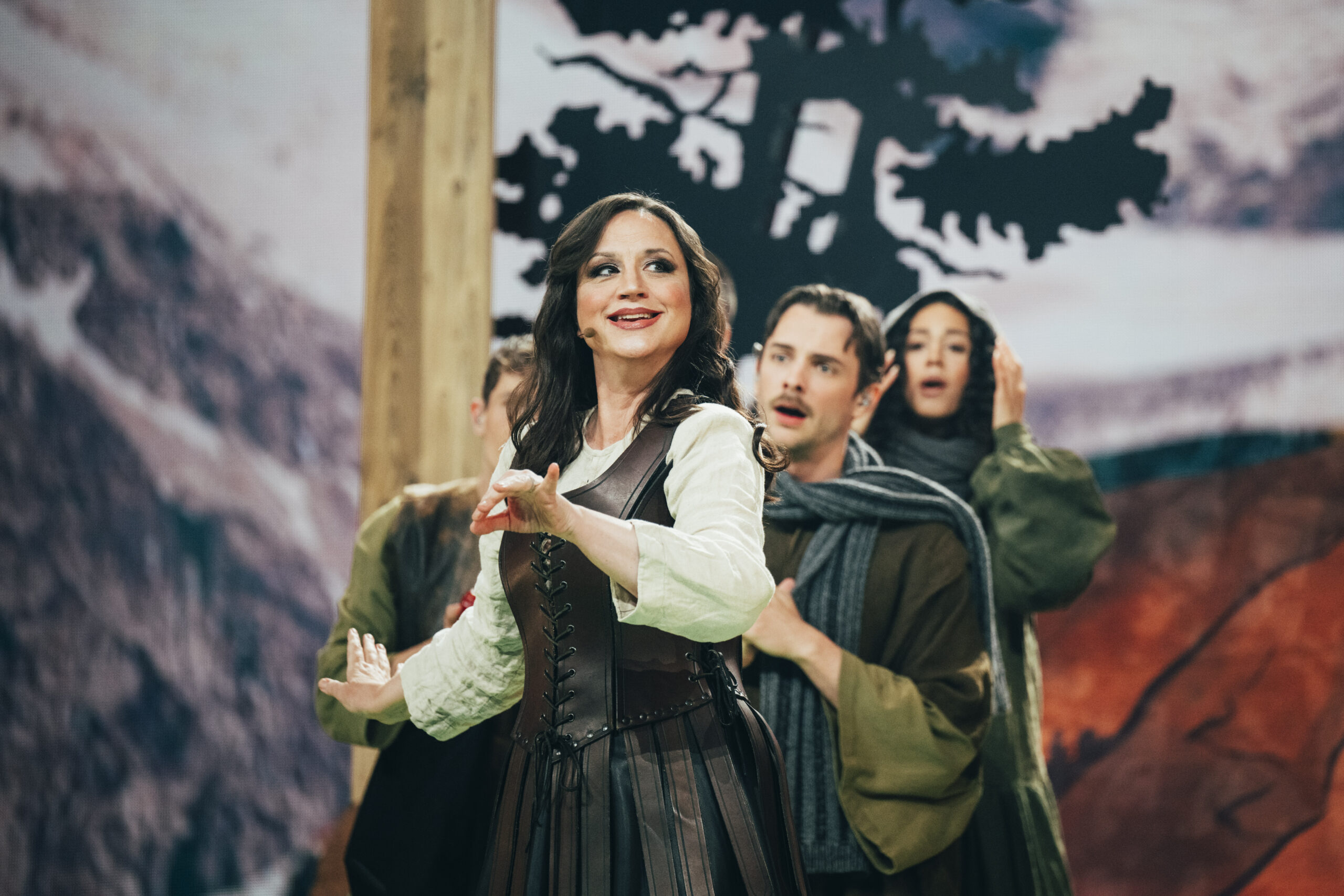 Eurovision-Halbfinale 2025: Petra Mede überrascht als Wilhelm Tell ...
